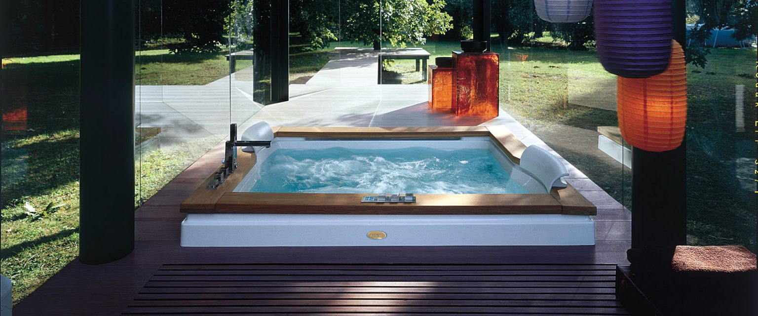 Bañera con Hidromasajes Jacuzzi® Aura Plus Teca